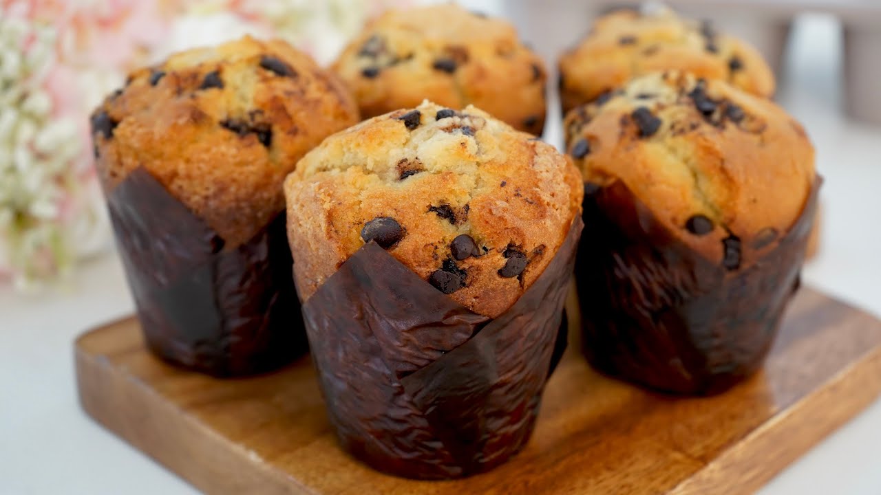 How to Make Bakery-Style Jumbo Chocolate Chip Muffins - PanKobo ...